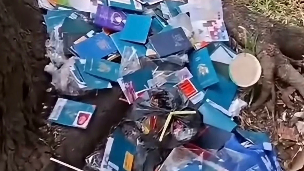 Viral Paspor Diduga Milik Jemaah Haji Berserakan di Halte Bus BSD ...
