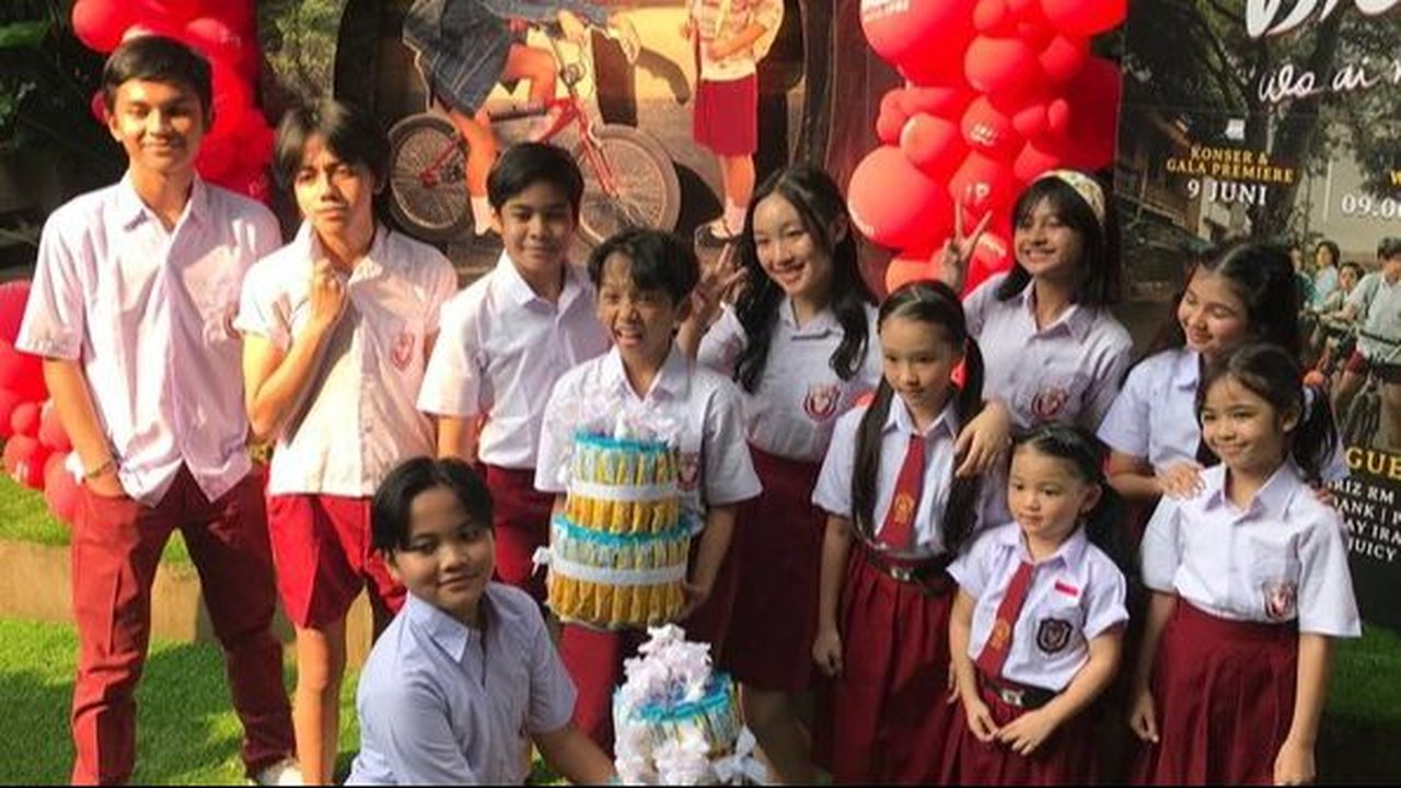 8 Potret Gemas Anak Artis Nonton 'DILAN 1983: WO AI NI' dalam Seragam ...