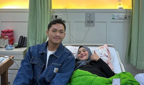 8 Potret Momen Aurel Hermansyah Melahirkan Ditemani Keluarga Besar