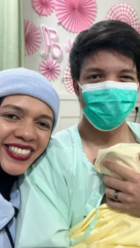 8 Potret Momen Aurel Hermansyah Melahirkan Ditemani Keluarga Besar