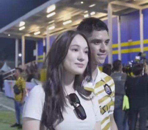 10 Potret Mesra Al Ghazali & Laura Moane yang Dinilai Kelewat Bebas, Peluk Cium di Lapangan!