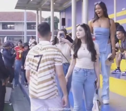 10 Potret Mesra Al Ghazali & Laura Moane yang Dinilai Kelewat Bebas, Peluk Cium di Lapangan!