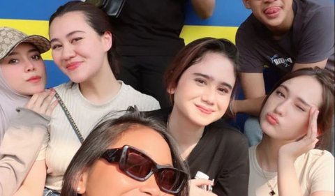 10 Potret Mesra Al Ghazali & Laura Moane yang Dinilai Kelewat Bebas, Peluk Cium di Lapangan!