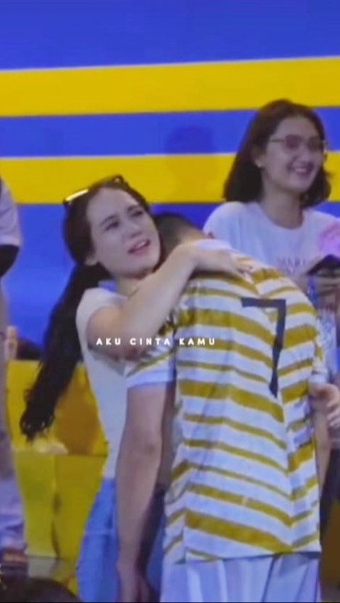 10 Potret Mesra Al Ghazali & Laura Moane yang Dinilai Kelewat Bebas, Peluk Cium di Lapangan!