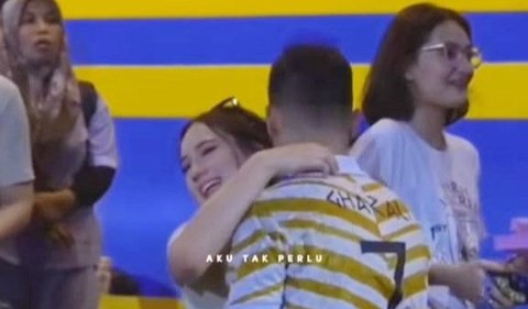 10 Potret Mesra Al Ghazali & Laura Moane yang Dinilai Kelewat Bebas, Peluk Cium di Lapangan!