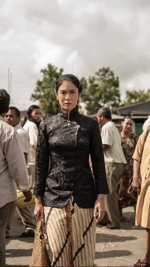 Potret Keren Kostum Kebaya yang Dikenakan Dian Sastro di Serial "Gadis Kretek"