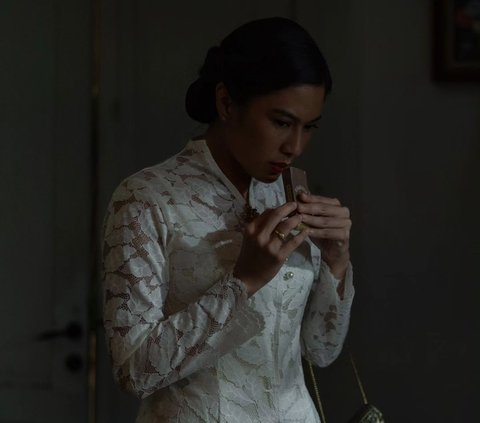 Potret Keren Kostum Kebaya yang Dikenakan Dian Sastro di Serial "Gadis Kretek"