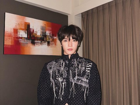 Potret Taeyong NCT Pakai Baju Batik Rancangan Desainer Indonesia