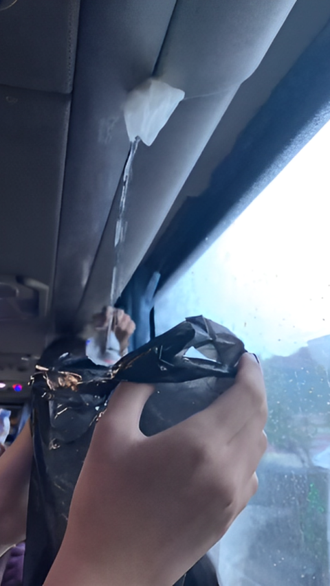 Naik Bus saat Hujan Tak Jadi Syahdu, Atap Malah Bocor hingga Penumpang ... Naik Bus saat Hujan Tak Jadi Syahdu, Atap Malah Bocor hingga Penumpang ...