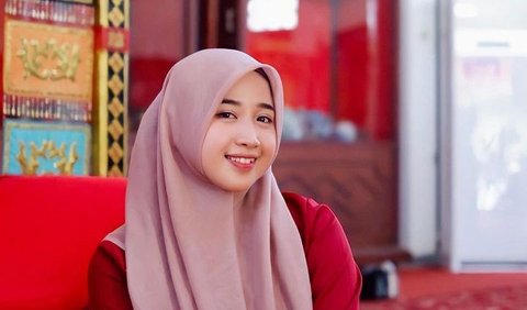 Ketegaran Nur Aini, Si Kuli Panggul Cantik Sehari Angkat 850 Sak Semen
