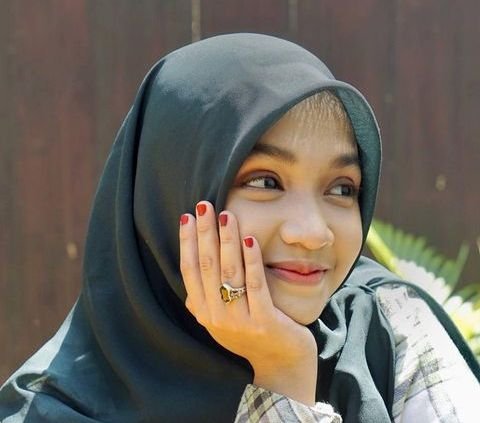 Pesona Ning Umi Laila, Ustazah Muda yang Senyumnya Menyejukkan Hati Jemaah