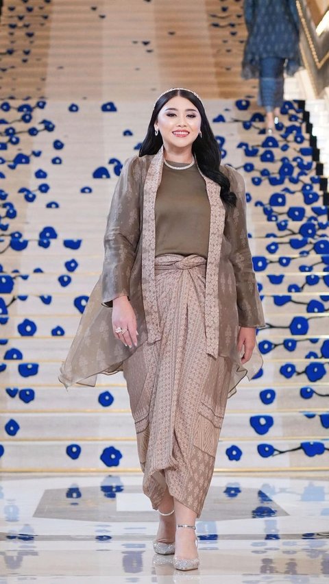 Paduan Batik dan Organza ala Clarissa Putri, Manis Nan Anggun