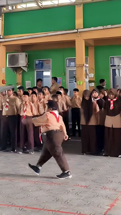 Gemes Banget! Bocah Mirip Russell di Film Up Jadi Pemimpin Upacara