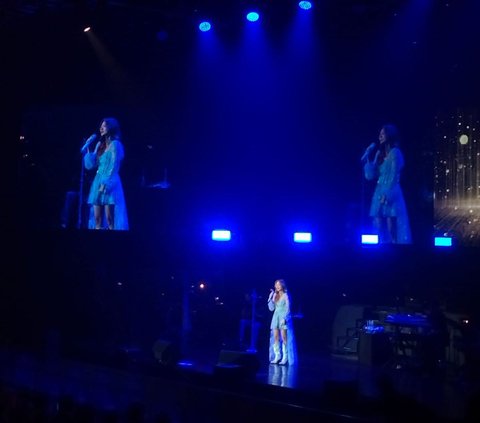 Outfit Dreamy nan Anggun Ahn Jinyoung Saat Konser BOL4 di Jakarta