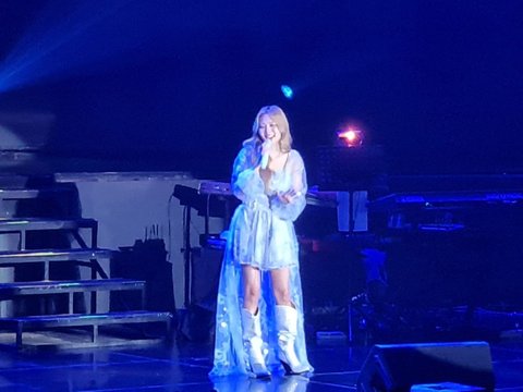 Outfit Dreamy nan Anggun Ahn Jinyoung Saat Konser BOL4 di Jakarta