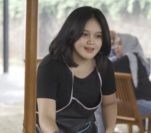 Potret Tia Septiana Anak Mandra yang Jarang Tersorot, Paras Cantiknya Manglingi Banget!