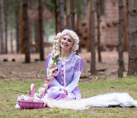 Pria Cosplay jadi Uang Rp2 Ribu, Warganet 'Random Banget'