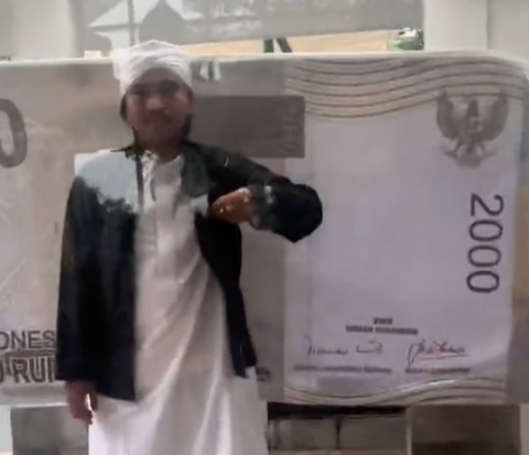 Pria Cosplay jadi Uang Rp2 Ribu, Warganet 'Random Banget'