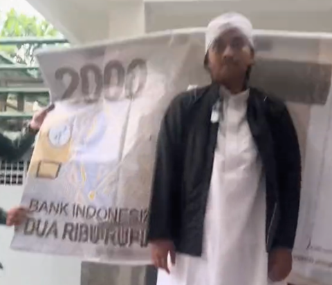 Pria Cosplay jadi Uang Rp2 Ribu, Warganet 'Random Banget'