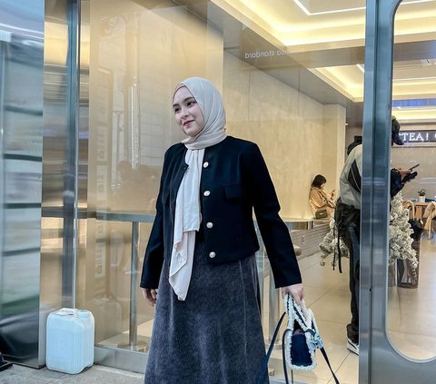 Style Kasual nan Nyaman dengan Blazer Hitam untuk Hijaber
