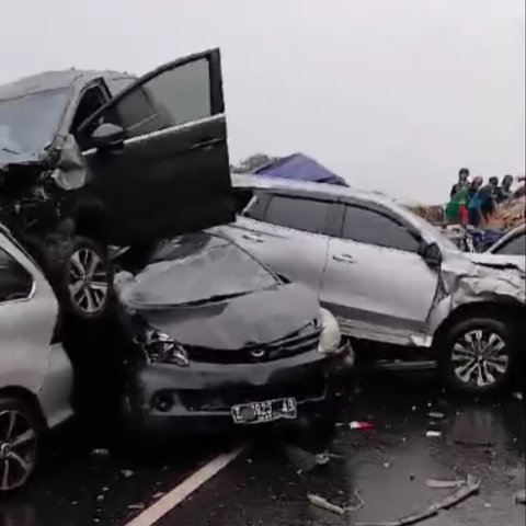 FOTO: Kondisi Mengerikan Kecelakaan Beruntun di Tol Cipularang, Mobil Ringsek dan Bertumpuk ...