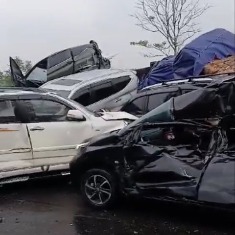 FOTO: Kondisi Mengerikan Kecelakaan Beruntun di Tol Cipularang, Mobil Ringsek dan Bertumpuk ...