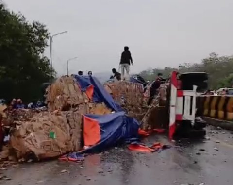 FOTO: Kondisi Mengerikan Kecelakaan Beruntun di Tol Cipularang, Mobil Ringsek dan Bertumpuk ...