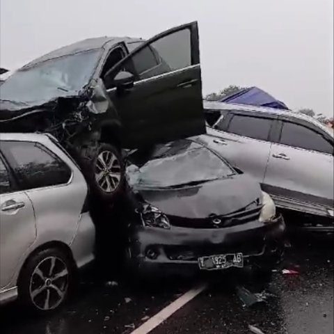 FOTO: Kondisi Mengerikan Kecelakaan Beruntun di Tol Cipularang, Mobil Ringsek dan Bertumpuk ...