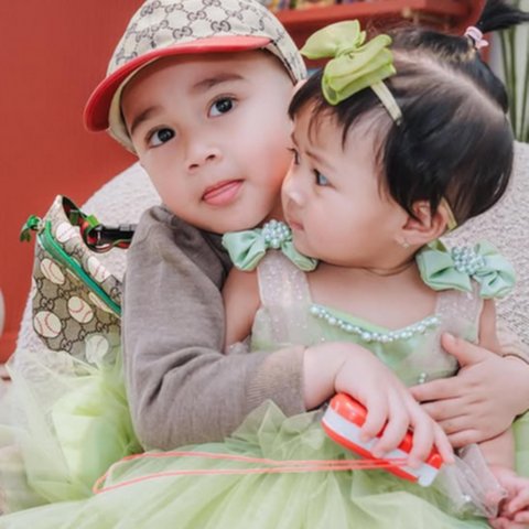 Super Gemas! Potret Rayyanza 'Cipung' Peluk Baby Lily dari Belakang, Putri Raffi & Nagita ...