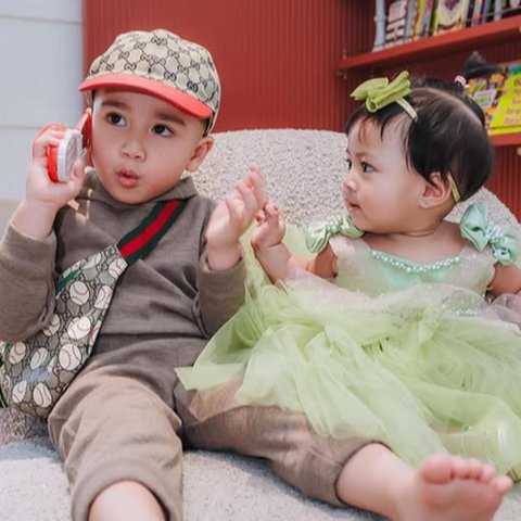 Super Gemas! Potret Rayyanza 'Cipung' Peluk Baby Lily dari Belakang, Putri Raffi & Nagita ...