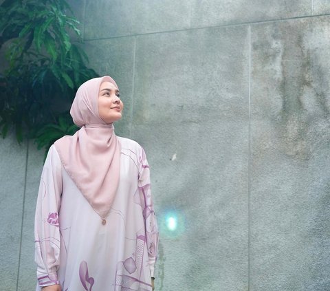 4 Eksplorasi Tampilan Simpel, Blouse Printing ala Ria Miranda
