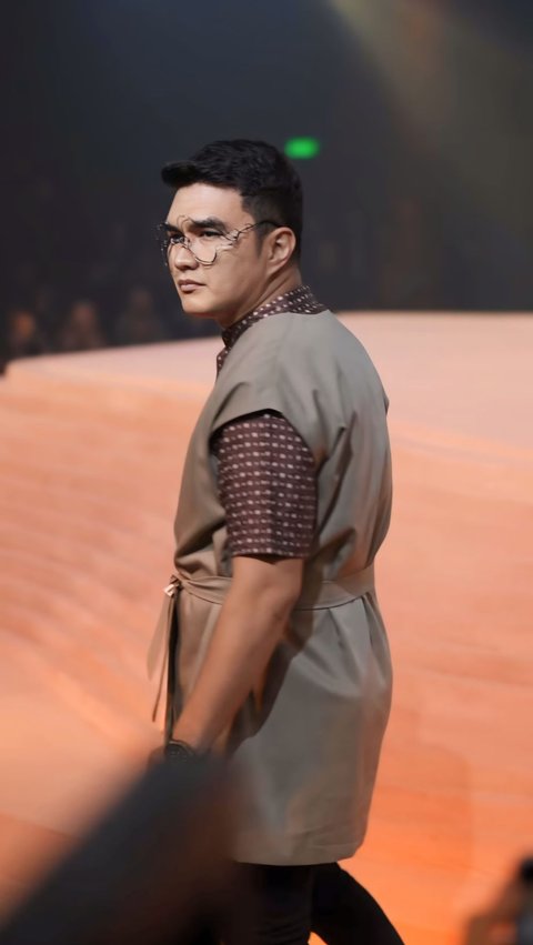 Biasa Bertingkah Absurd, Aldi Taher Dituntut Tampil Serius saat Catwalk ... Biasa Bertingkah Absurd, Aldi Taher Dituntut Tampil Serius saat Catwalk ...