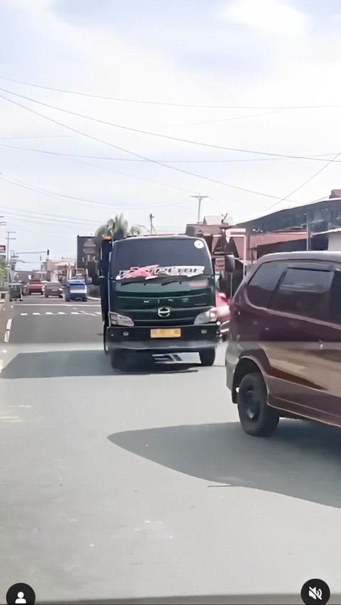 Viral Emak-emak Naik Motor Listrik Nekat Lawan Arah, Sadar Bukan ... Viral Emak-emak Naik Motor Listrik Nekat Lawan Arah, Sadar Bukan ...