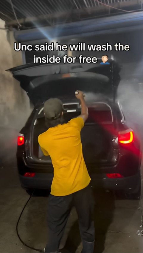 Cara Cuci Mobil yang Agak Lain, Mesin hingga Interior Disemprot dengan ... Cara Cuci Mobil yang Agak Lain, Mesin hingga Interior Disemprot dengan ...