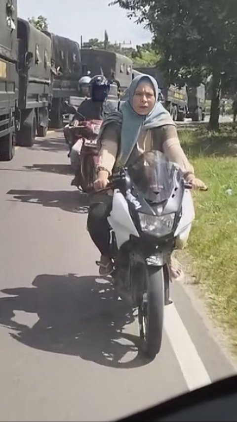 10 Potret Emak-Emak Motoran, Ngasal Banget Sampai Nyasar ke Jalan Tol! - Galeri Otosia.com