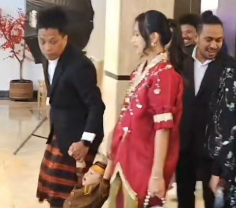 Potret Lucu Anak Arie Kriting saat Kenakan Baju Adat di Pernikahan ...