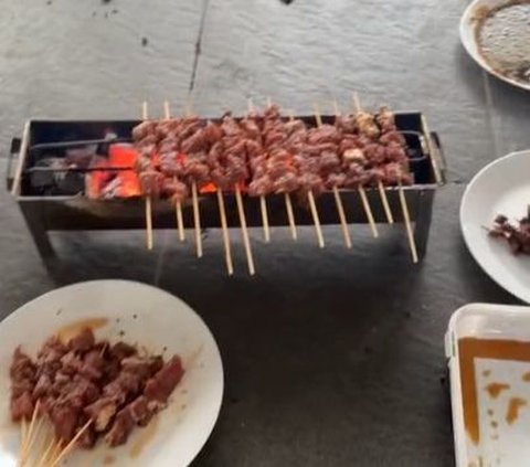 Bakar Sate Versi 'Sombong', Kipasnya Pakai Hair Dryer Seharga Rp8 Juta