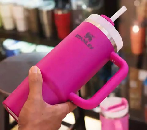 Pria ini Bawa Bekal Galon Air Mineral 5 Liter ke Mall, Bye Tren Tumbler ...