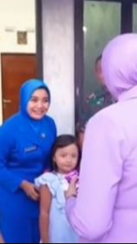 Saat Sidak ke Rumah Prajurit, Panglima TNI Tersenyum Manis Melihat Anak ... Saat Sidak ke Rumah Prajurit, Panglima TNI Tersenyum Manis Melihat Anak ...