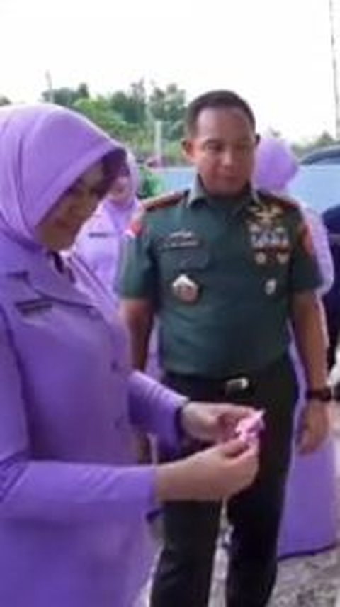 Saat Sidak ke Rumah Prajurit, Panglima TNI Tersenyum Manis Melihat Anak ... Saat Sidak ke Rumah Prajurit, Panglima TNI Tersenyum Manis Melihat Anak ...