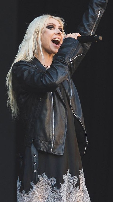 'Pretty Reckless' Singer Taylor Momsen Gets Bitten By Bat During ...