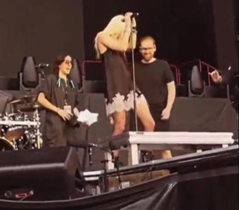 'Pretty Reckless' Singer Taylor Momsen Gets Bitten By Bat During ...