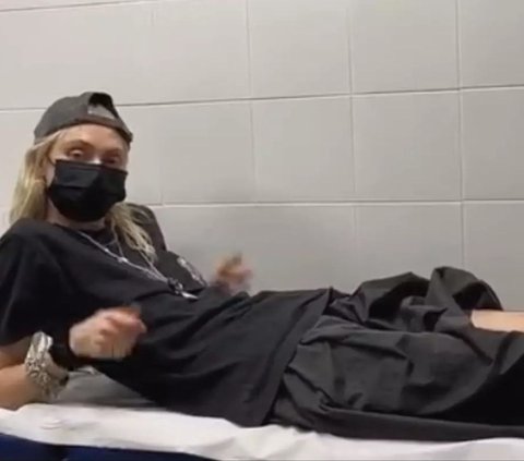 'Pretty Reckless' Singer Taylor Momsen Gets Bitten By Bat During ...