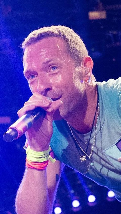 Coldplay Brings A Message of Peace to the Glastonbury Festival Stage ...