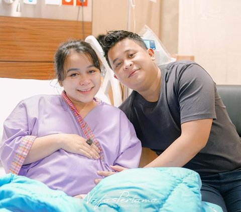 7 Potret Proses Adik Ayu Ting Ting Melahirkan Anak ke Dua di Tanggal Cantik