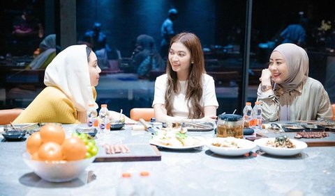 Intip Outfit Nagita Slavina dan Selvi Ananda Saat Nongkrong Bareng Bak Bestie