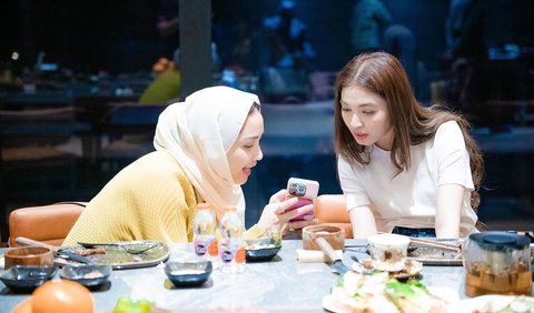 Intip Outfit Nagita Slavina dan Selvi Ananda Saat Nongkrong Bareng Bak Bestie