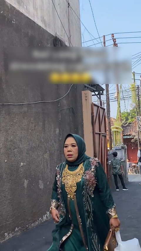 Viral! Hadiri Acara Pernikahan, Emak-emak Cigowendah Jor-joran Pakai Perhiasan Mencolok Segede ...