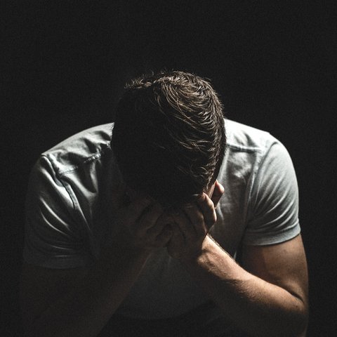 5 Fakta Pria Menangis, Sering Menahan Tangis karena Citra Maskulin ...