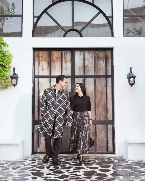 5 Gaya Mesra Pasangan Prilly Latuconsina dan Omara Esteghlal, Siap Go Public! - merdeka.com